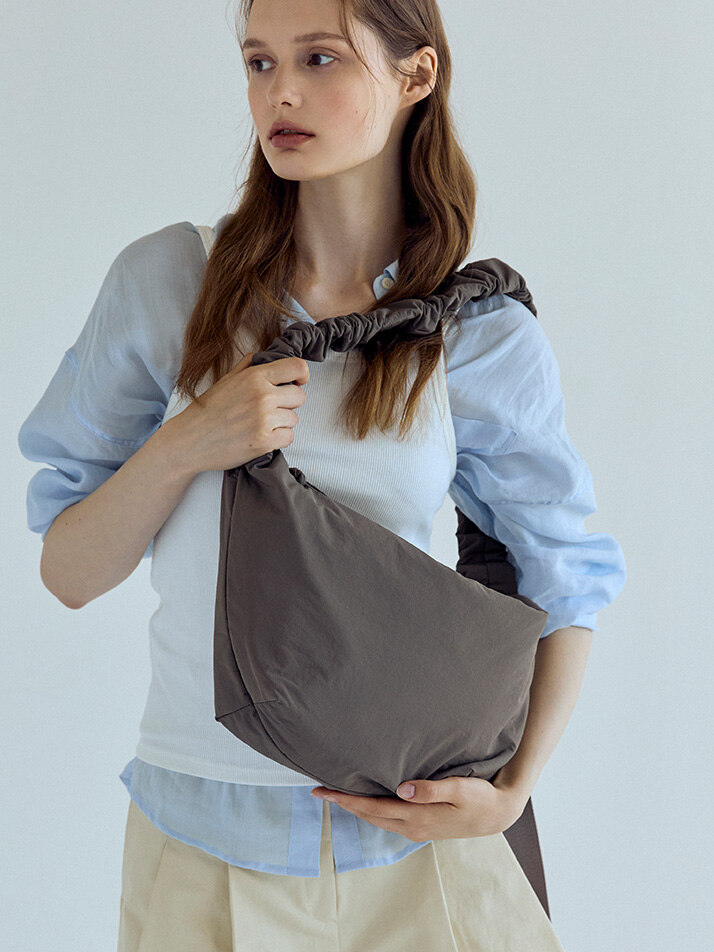 Daily Shirring Bag M Cocoa | ETERNAL JOURNEY