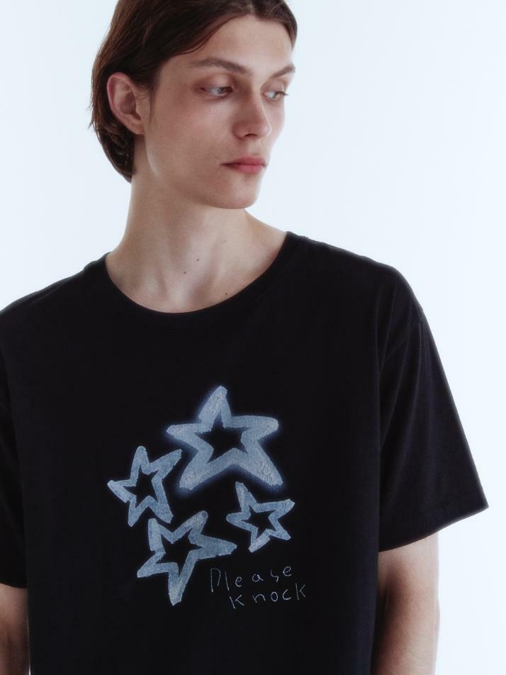 Star Shine Embo Print T-Shirt_Black | ETERNAL JOURNEY