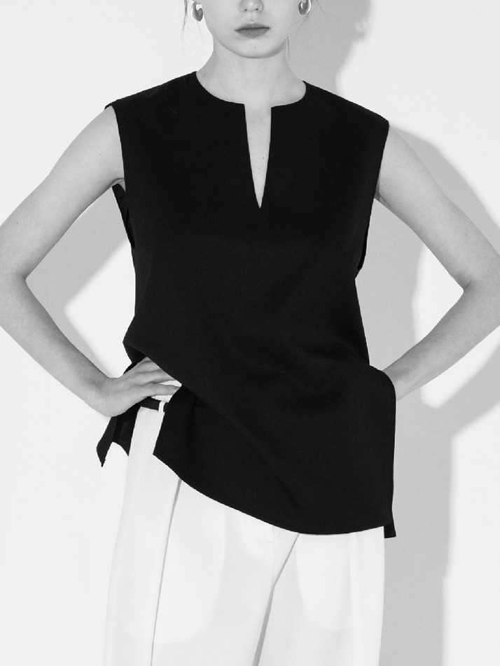 Eva deep v neck top _ Black | ETERNAL JOURNEY