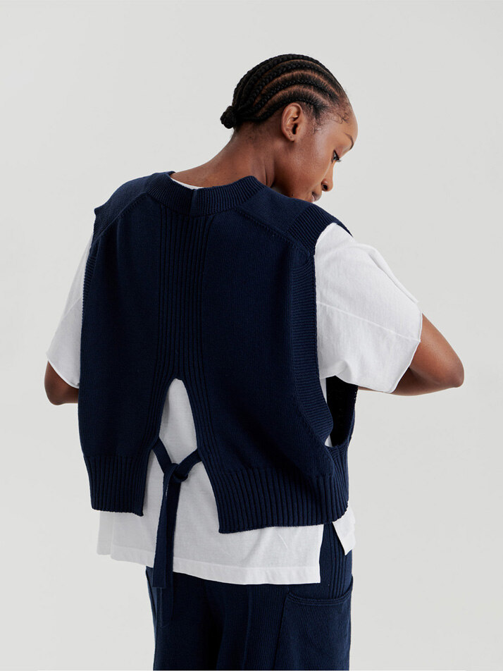 BACK POINT VEST (NAVY) | ETERNAL JOURNEY